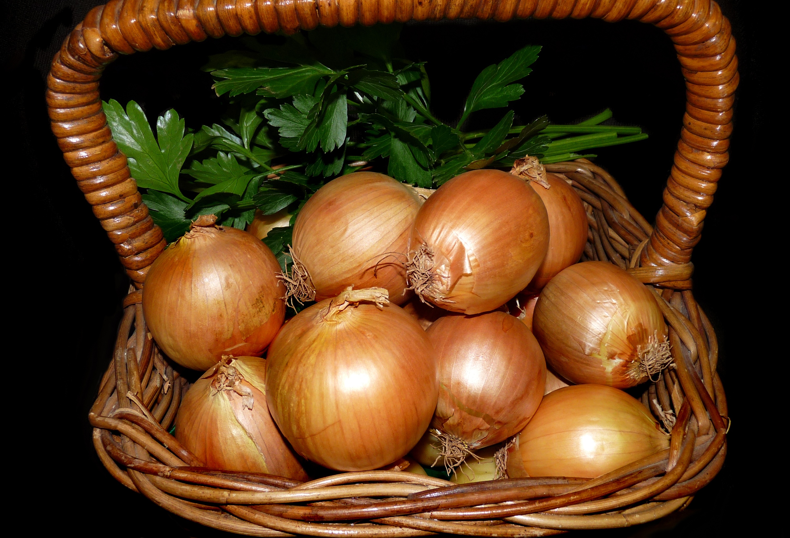 Onions not peeled in the basket free image download