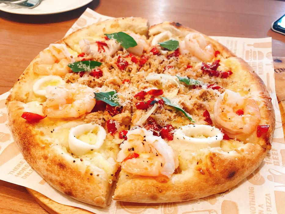 Hot delicious pizza with vegetables free image download