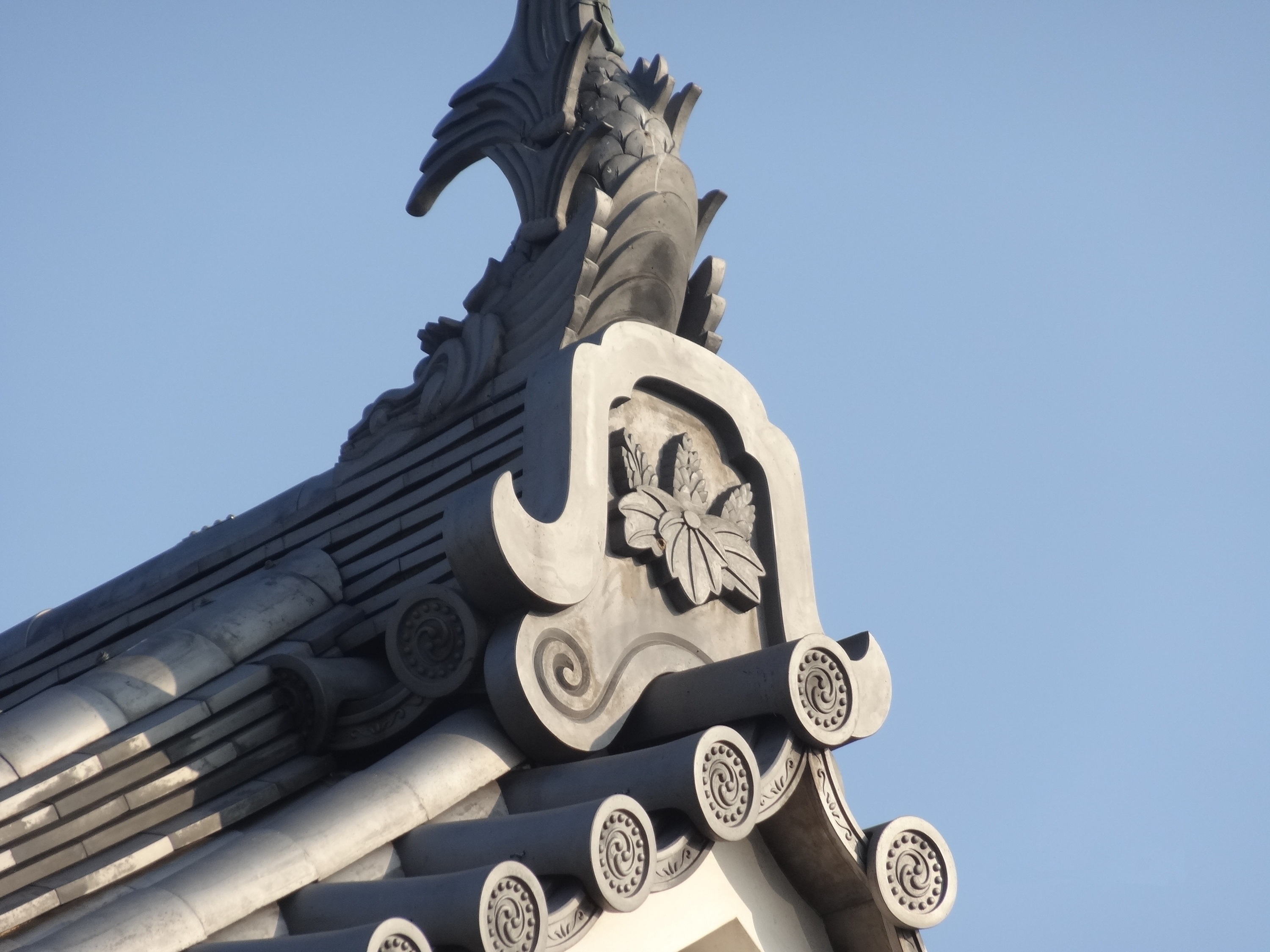 Front of the house with a statue on it free image download