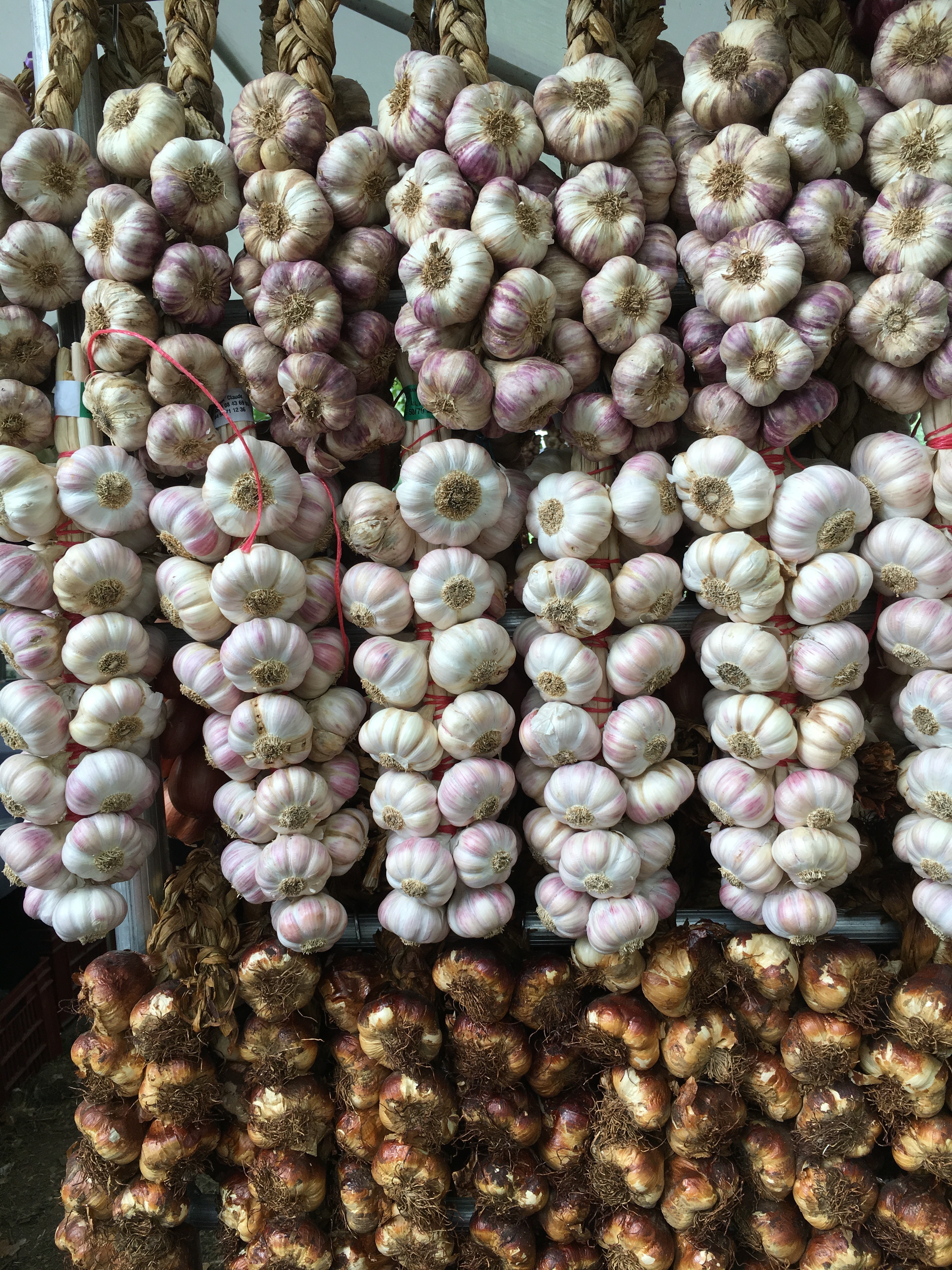 Selling ripe garlic on the wall free image download